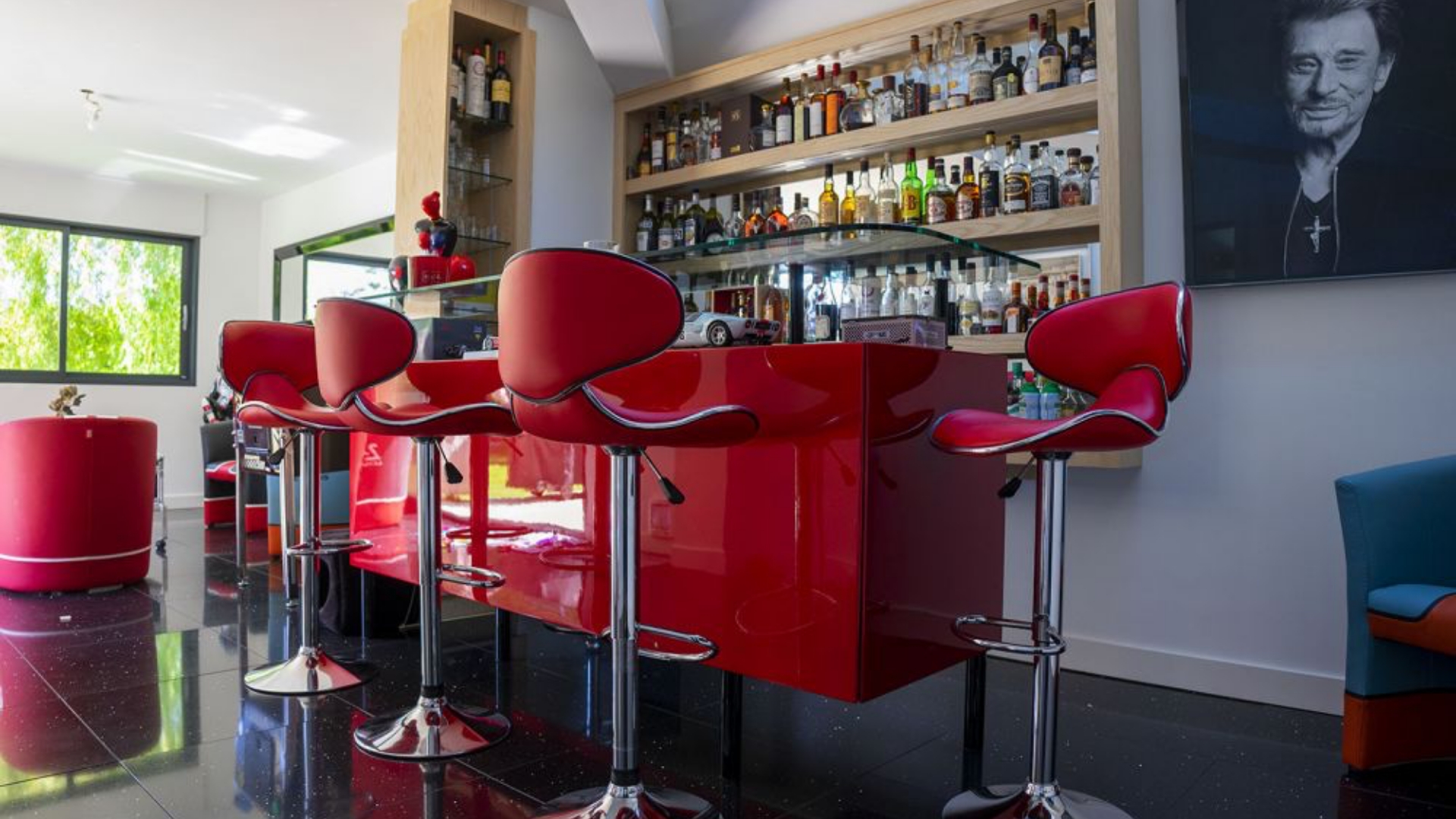 Réalisation complète du Bar Rouge par Profil Aménagement | Profil ...