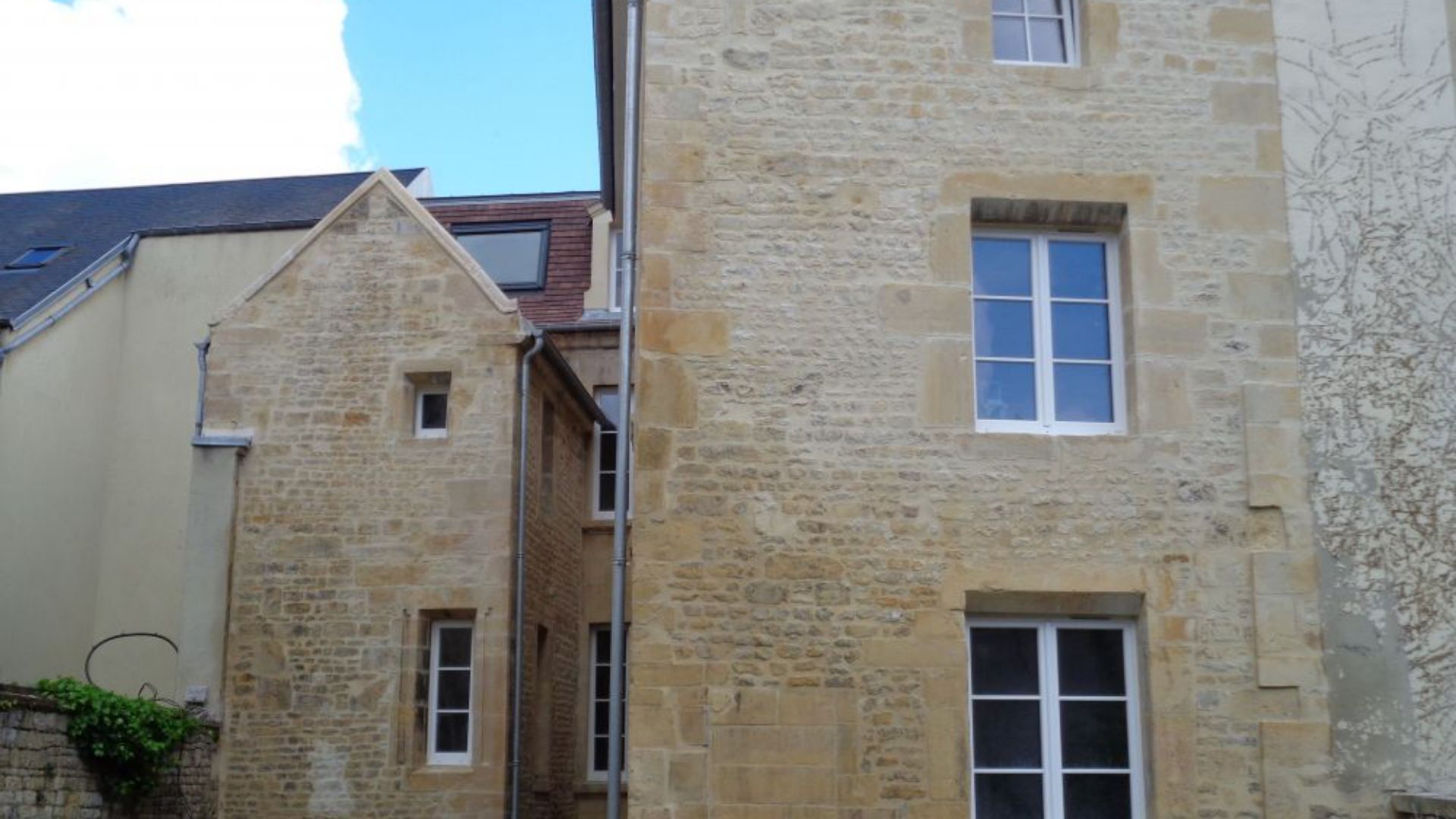 Réalisation complète de menuiseries extérieures sur un bâtiment en ...